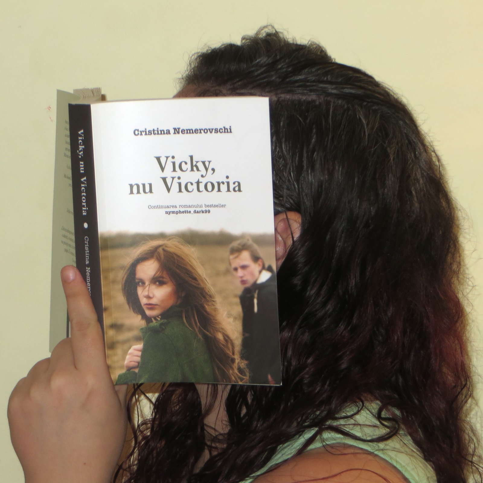 „Vicky, nu Victoria” – Cristina Nemerovschi – Ce citeşte miss-shady
